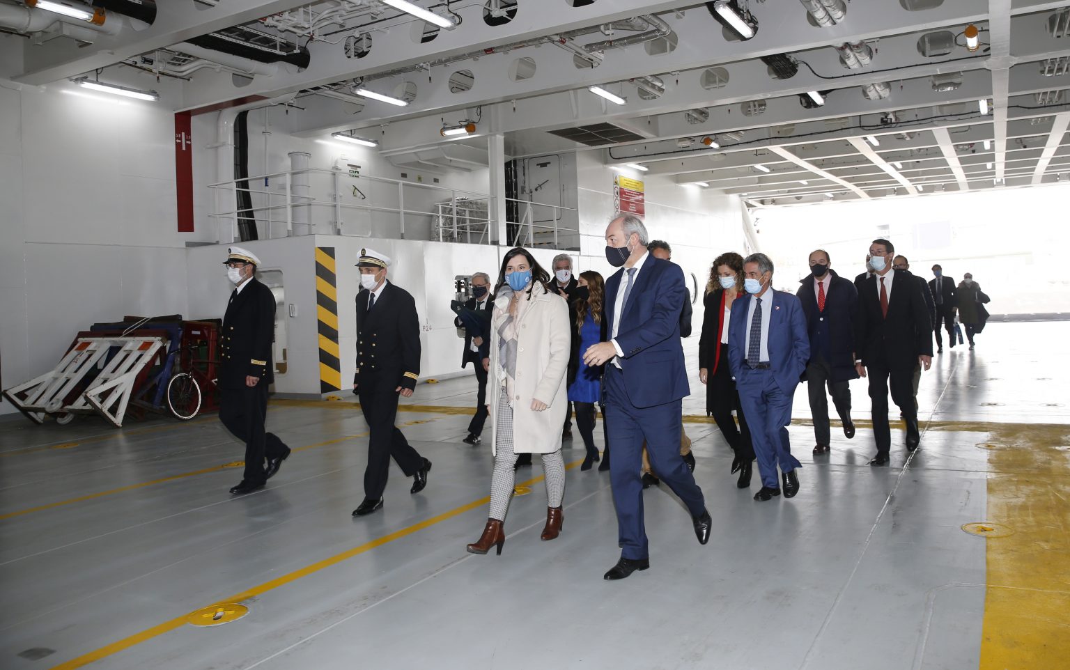 Christophe Mathieu leads Gema Igual, mayor of Santander, with captain ...