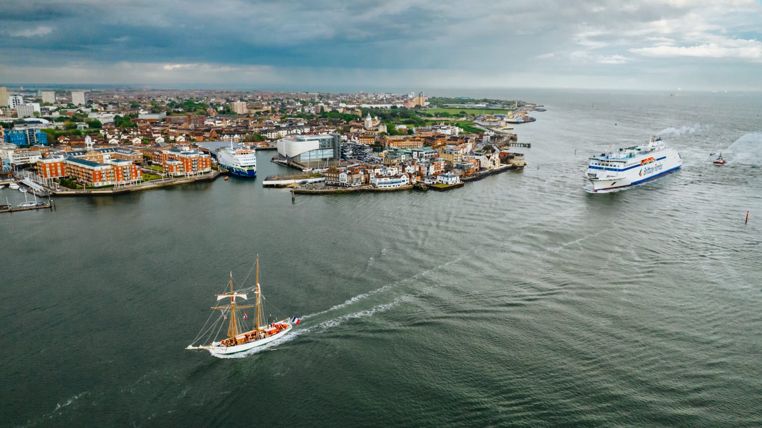 French naval vessel Etoile and Galicia bring Freedom Flame to Portsmouth – image Strong Island ...