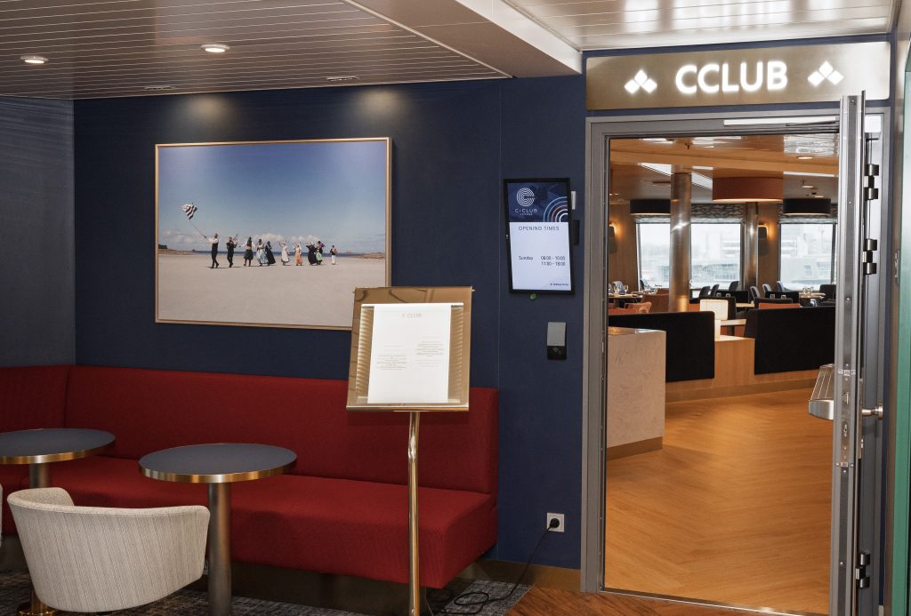 Lounge entrance and art by Klunderbie – image Barry Hayden – Brittany ...